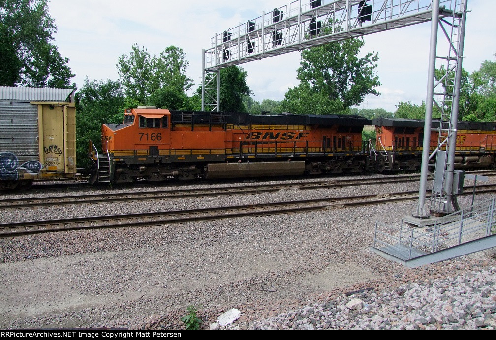 BNSF 7166